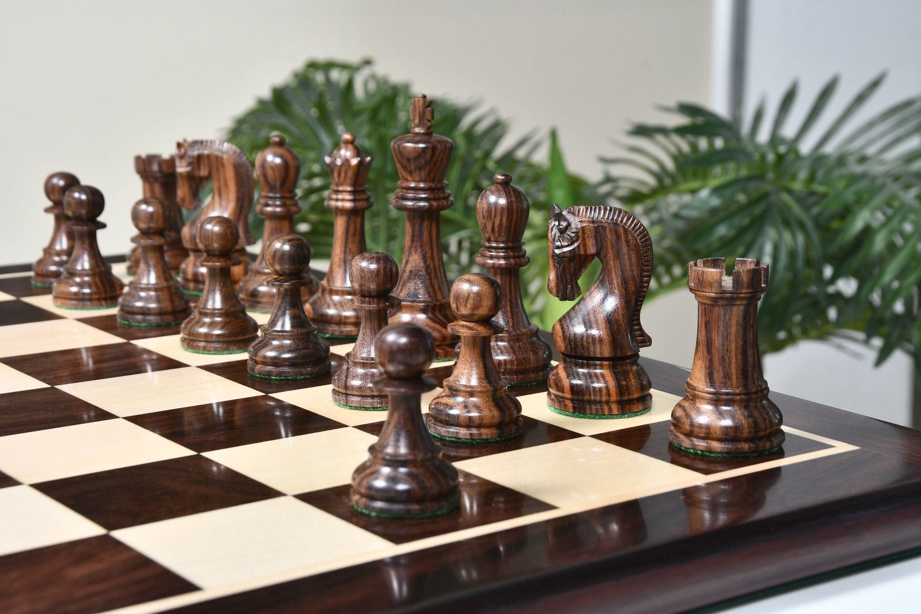 Leningrad Club-Sized Chess Pieces - Indian Rosewood,Boxwood