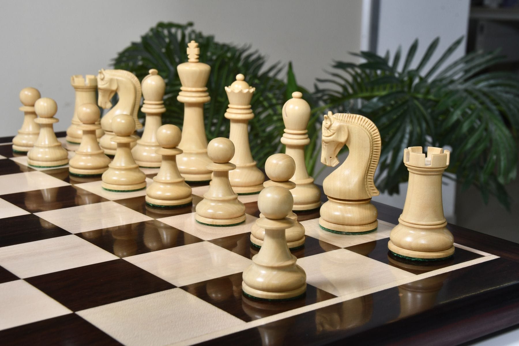 Leningrad Club-Sized Chess Pieces - Indian Rosewood,Boxwood